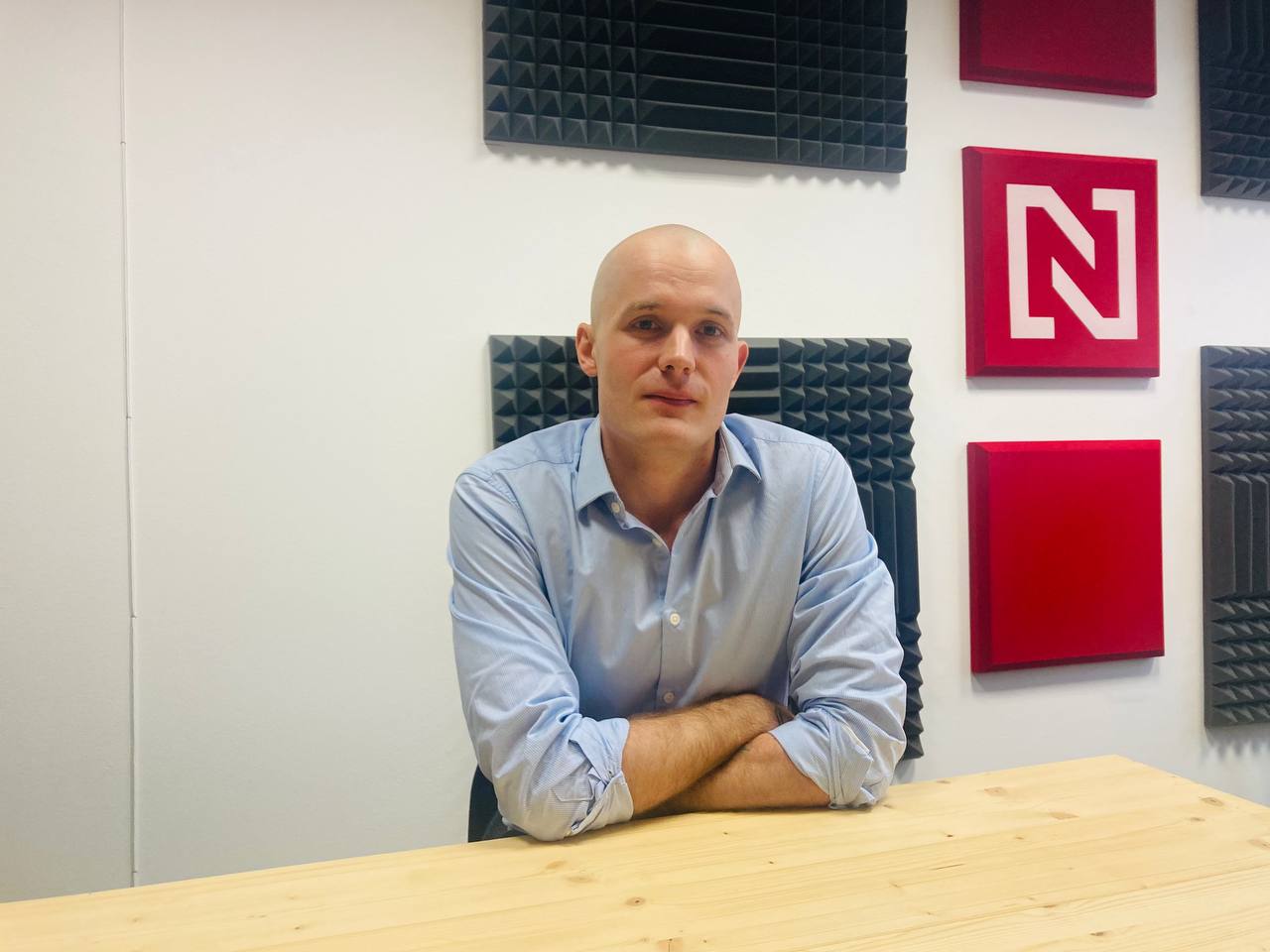 Miliony od státu pro neziskovky a média na boj s fake news? V cizině běžné, říká vládní expert